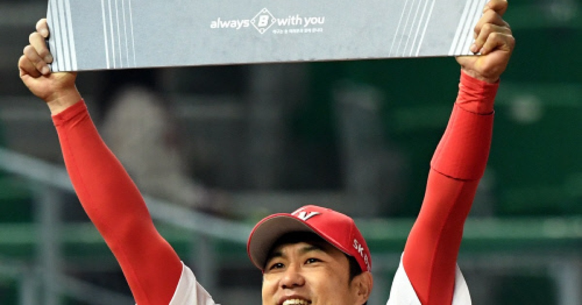 SK 한국시리즈 이끈 김강민 PO MVP