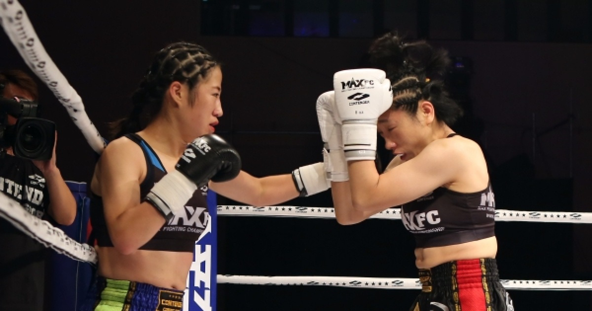 [MAX FC15] '악바리' 박성희, 김효선 꺾고 밴텀급 챔피언벨트 차지!