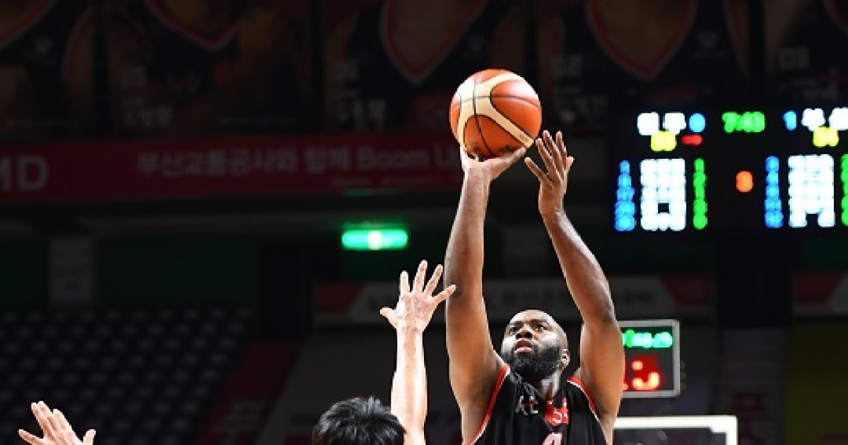 [BK Review] '랜드리 위닝샷' KT, DB 꺾고 1,748일 만에 4연승