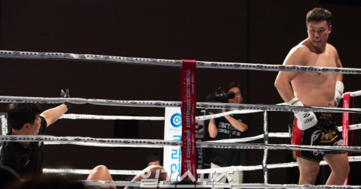 [포토]'MAX FC15' 명현만, 쓰러진 안석희를 바라보며