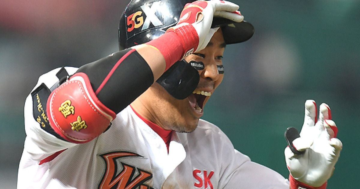 한동민, PO5차전 끝내기 홈런의 주인공 [MK포토]