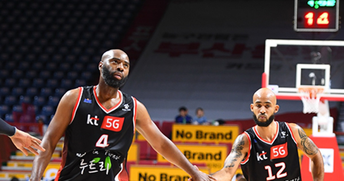 '랜드리 34득점' KT, DB 꺾고 단독 2위..1748일만의 4연승