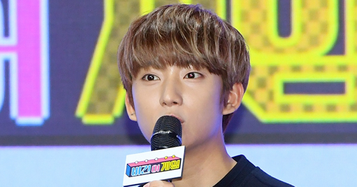 [TD포토] B1A4 공찬 '빅스 홍빈과 열심히 게임 공부 중'