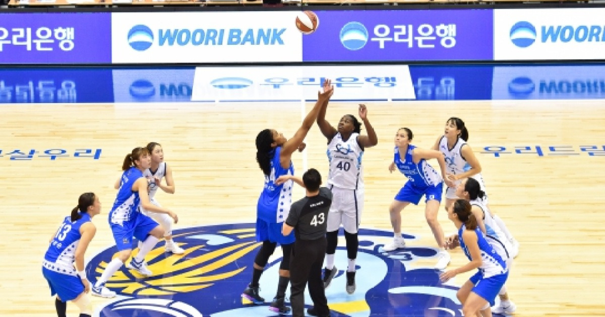 [JB포토] 2018-2019 WKBL 첫 점프볼!