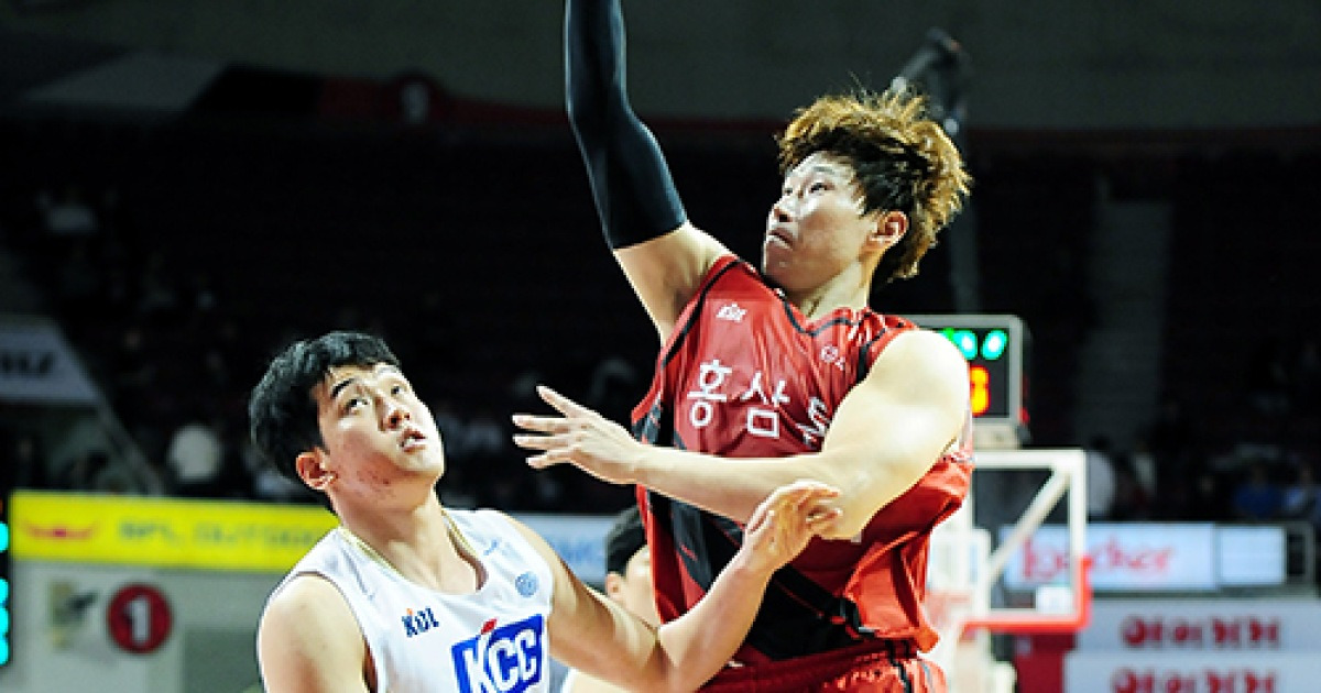 '오세근 더블 더블' KGC, KCC에 진땀승..공동 3위 도약