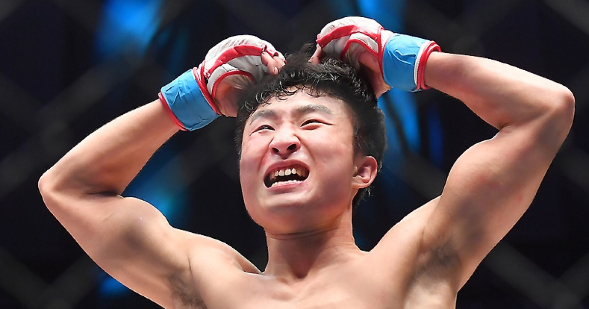 로드FC 이정영 '챔피언 기념 복근 하트 세리머니'[포토엔HD]