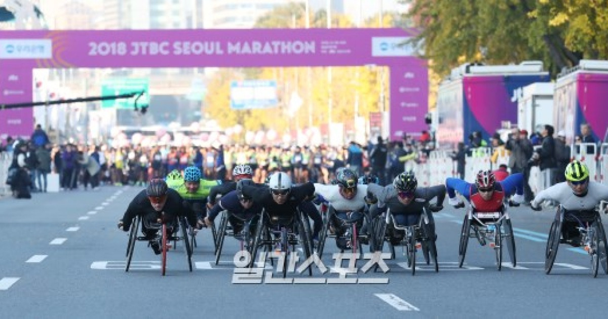 [포토]2018 JTBC 서울마라톤, 휠체어 참가 선수 출발