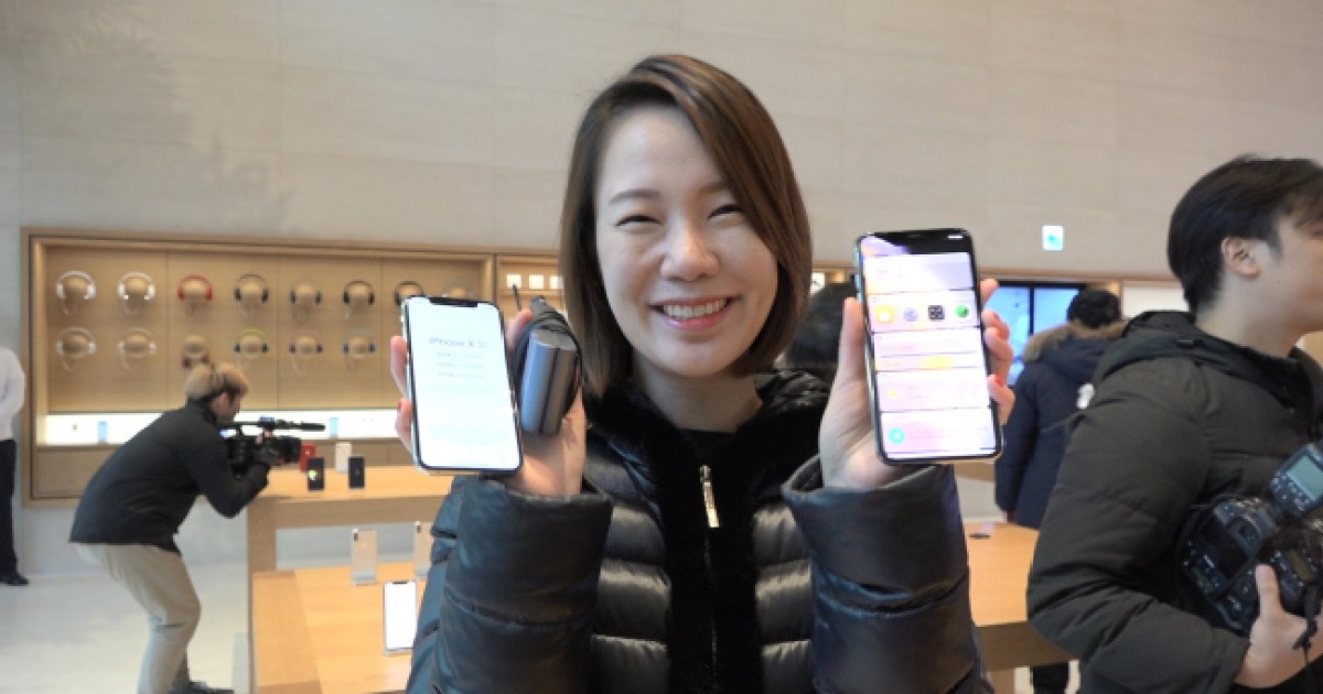 [Video] Koreans line up overnight for Apple's most expensive phones