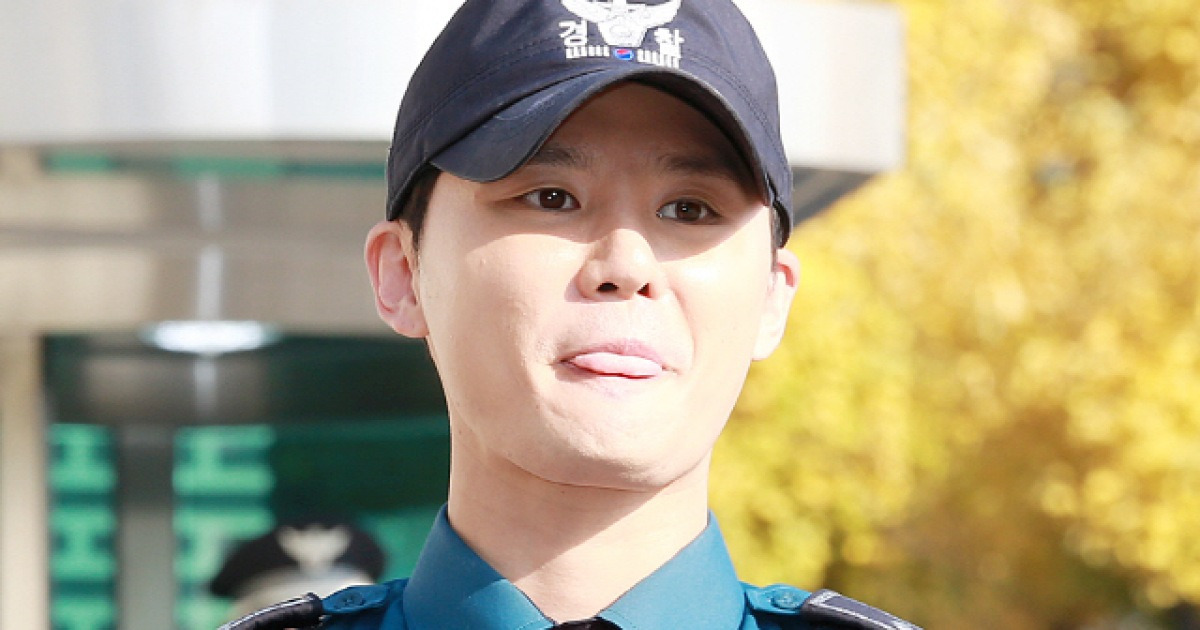 JYJ 김준수, '먼저 마중나온 혀빼꼼'