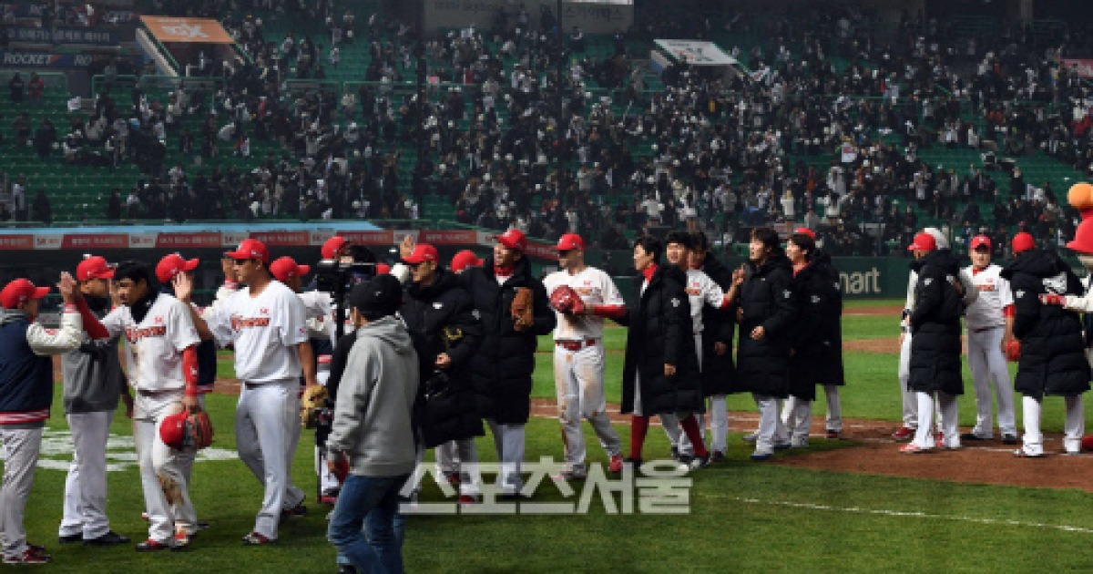 KS 3차전 승리한 SK, V4향해~ [포토]