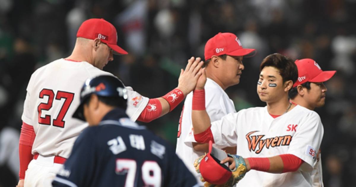 강승호 '로맥, MVP 축하해' [MK포토]