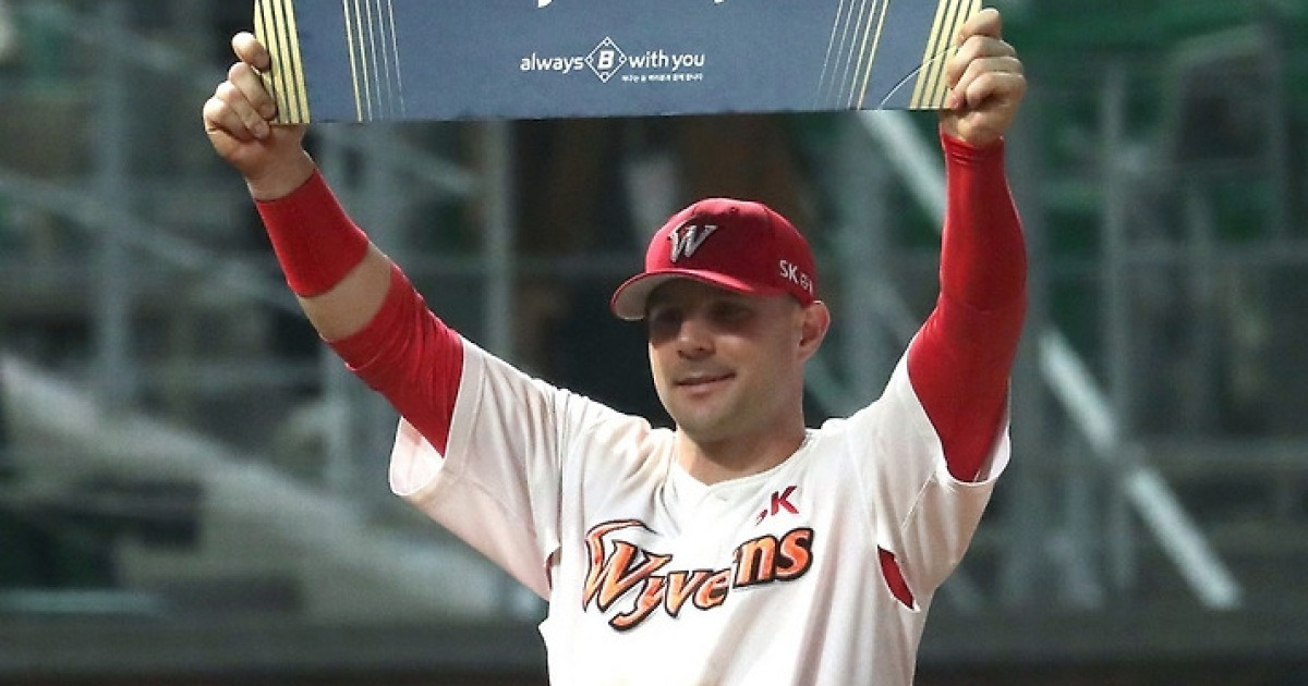 [SPO 톡] '2홈런 MVP' 로맥, "홈팬들 응원에 마음 편안해"(일문일답)