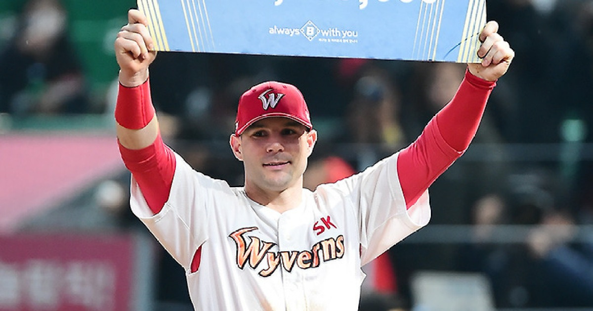 '멀티홈런 폭발' SK 로맥, KS 3차전 데일리 MVP