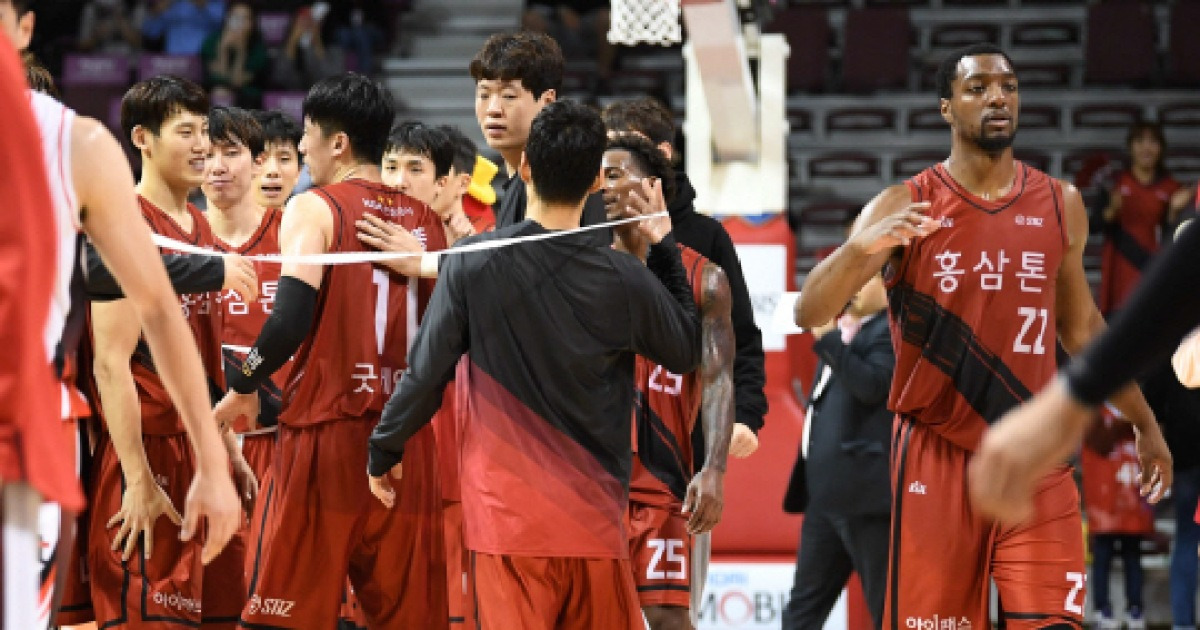 [포토] KT 누르고 환호하는 KGC 선수들