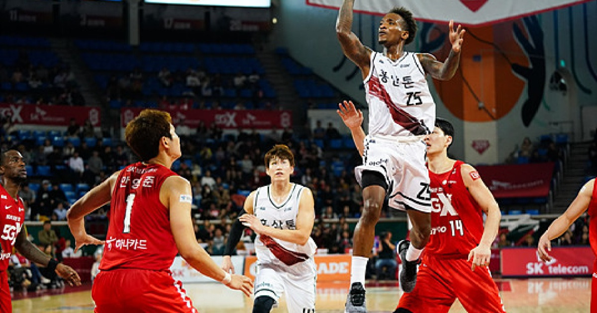 [JB포토] KGC 켈페퍼 '달려들며 목표 조준'