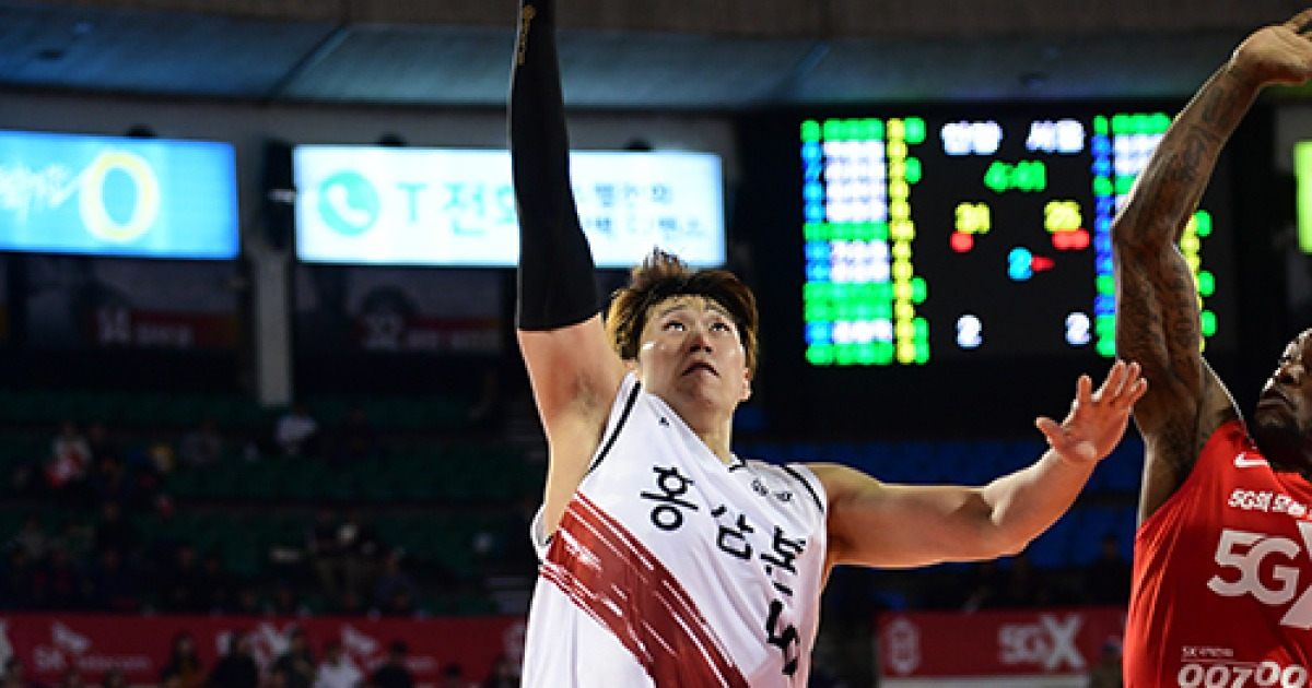 '오세근 4Q 13득점' KGC, SK 꺾고 4연승..공동 2위 유지