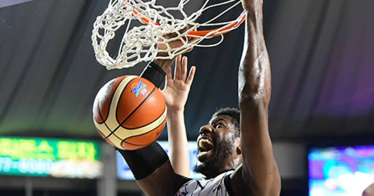 '메이스 더블 더블' LG, KCC 격파..최근 7G 6승