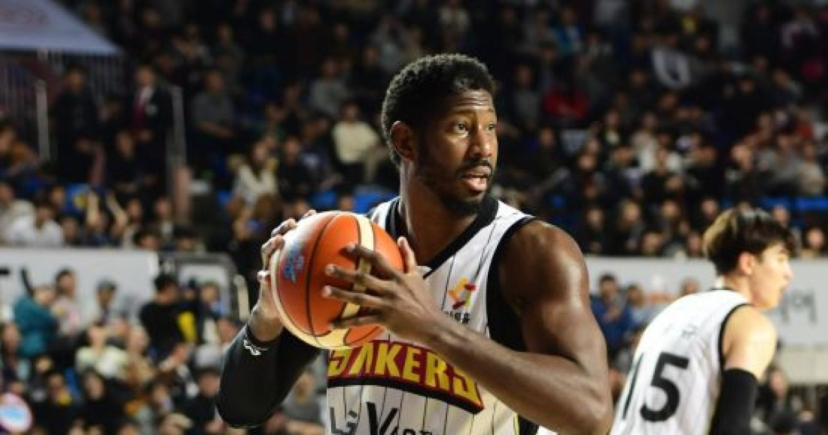 '메이스 더블더블' LG, KCC 누르고 3연승 질주..KGC 승전고(종합)