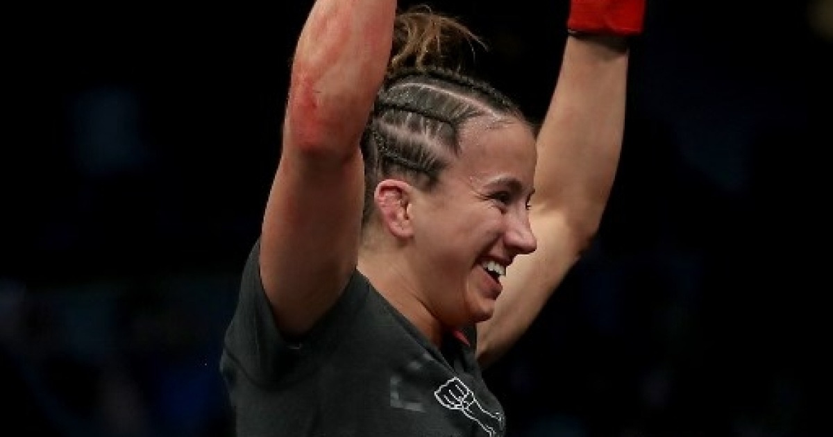 [UFC]'20세 천재 미녀 등장' 바버, 사이퍼스 TKO로 잡고 데뷔전 승