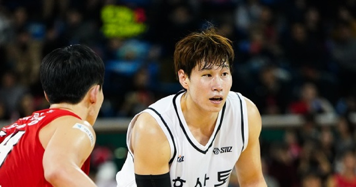 [BK Review] '오세근 골밑 맹폭' KGC, SK 꺾고 4연승-2위 자리 사수