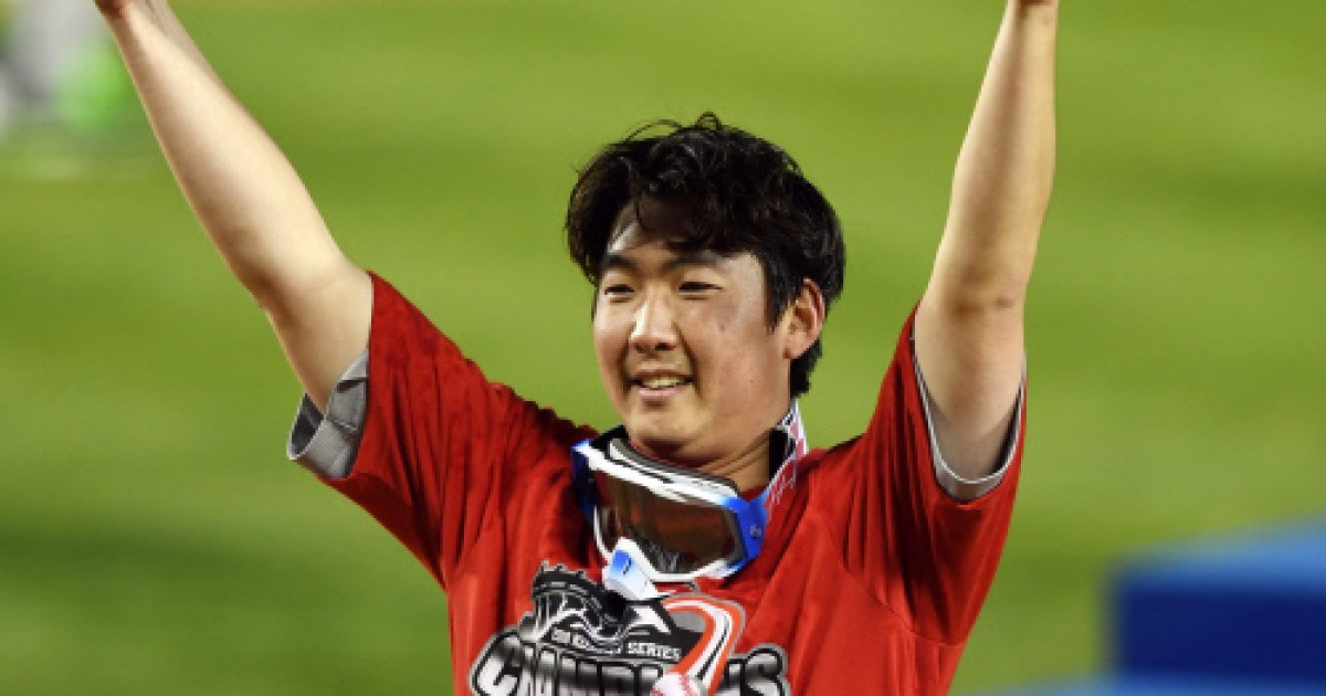 [포토] 문승원, KS 6차전 데일리 MVP 차지