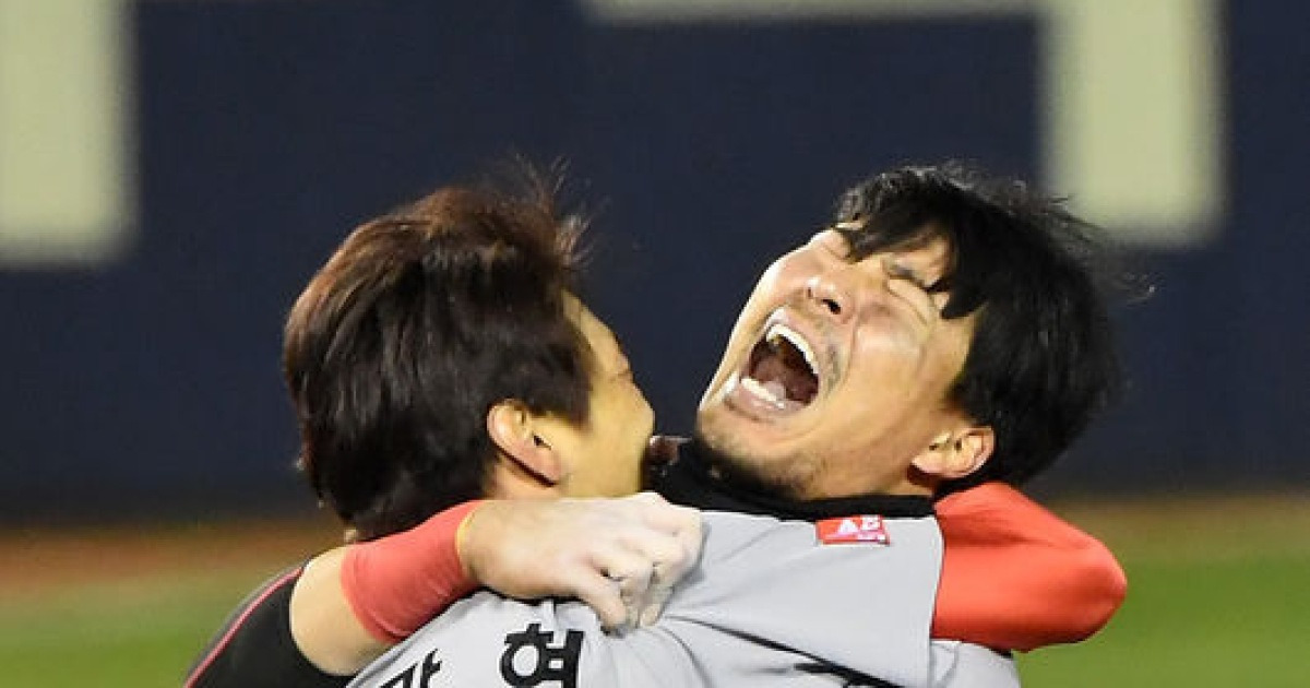 한동민-김광현,'SK V4 달성! 뜨거운 포옹' [사진]