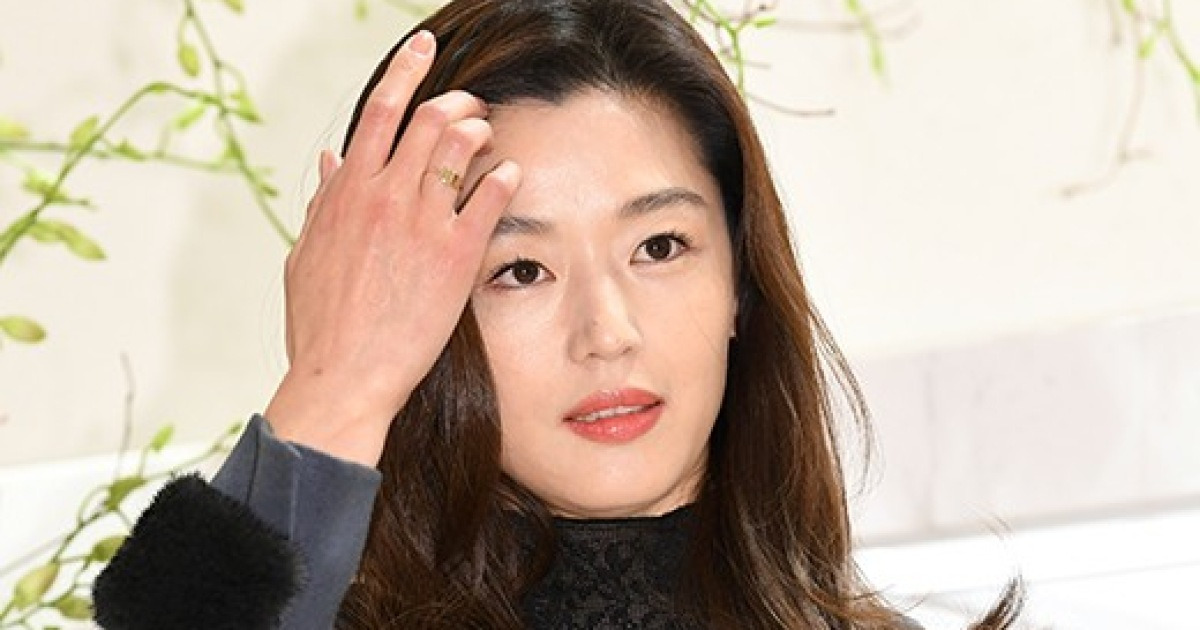 [t포토] 전지현 촉촉 물광피부