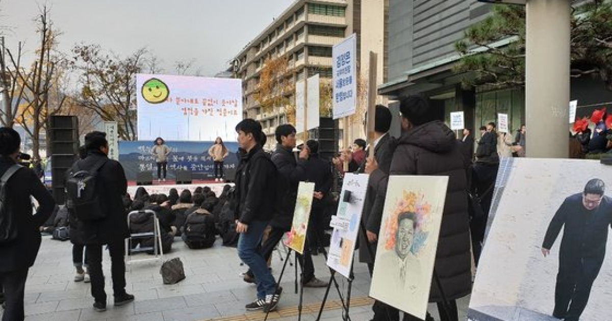 백두칭송위원회 김정은 위원장과 함께 하는 인민은 행복할 것