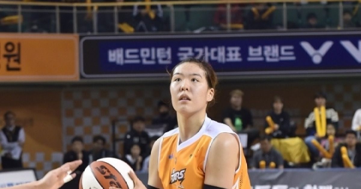 '박지수 트리플더블' KB스타즈, KEB하나은행 격파