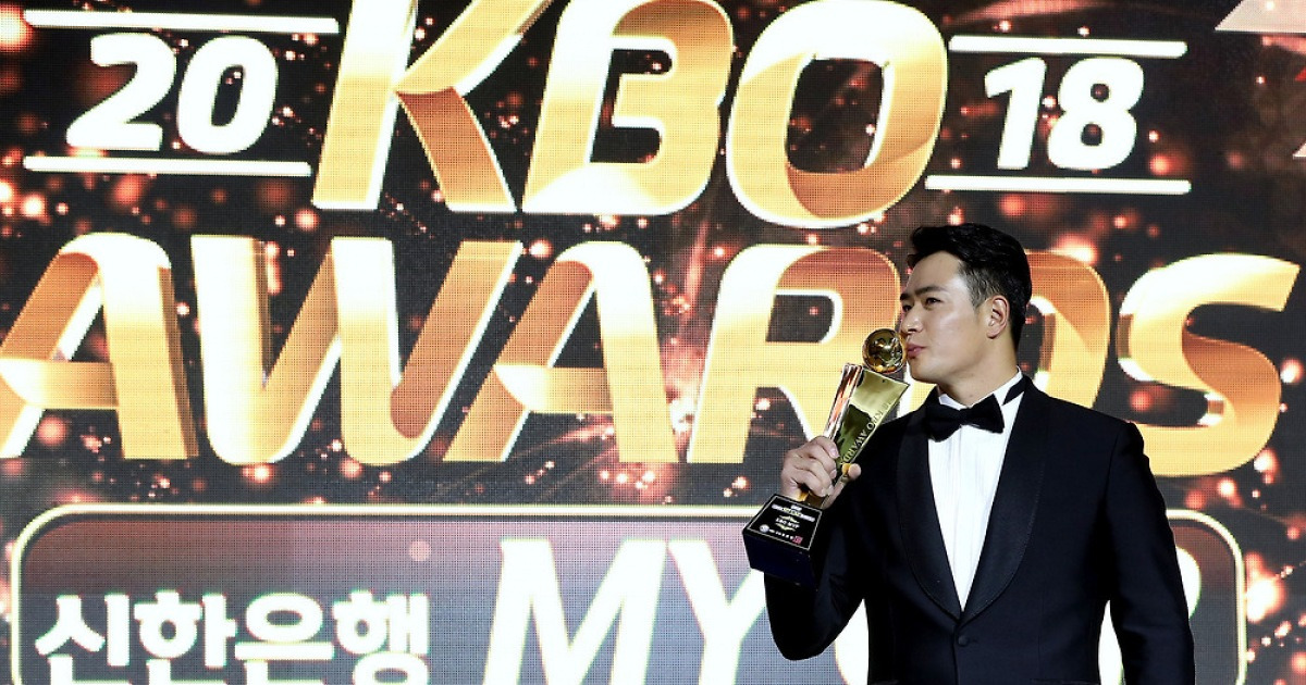 두산 김재환, KBO MVP 입맞춤