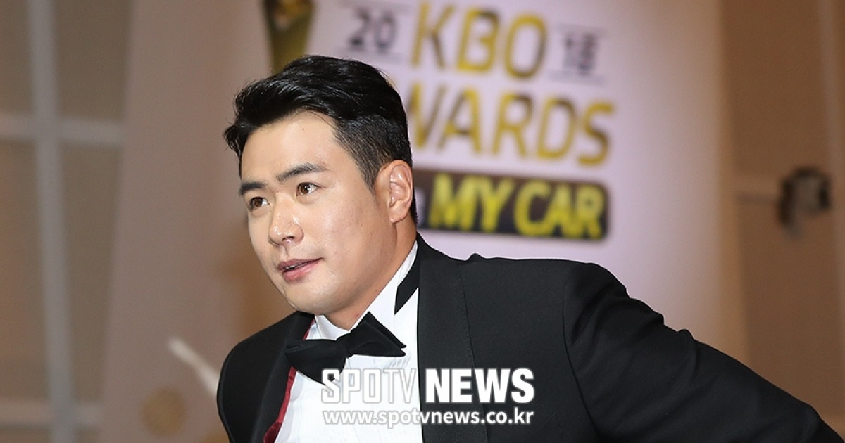[2018 KBO] 'MVP' 두산 김재환 "남은 인생 더 성실하게 살겠다"