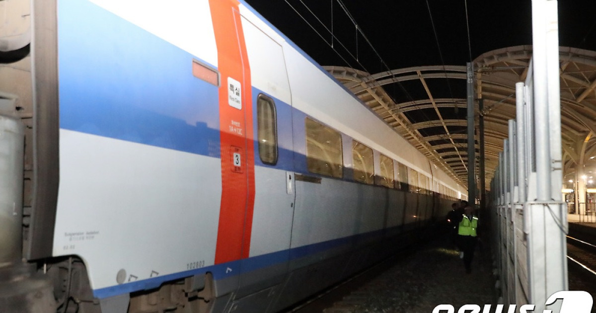 오송역에 정차한 KTX, 상행선 운행 중단