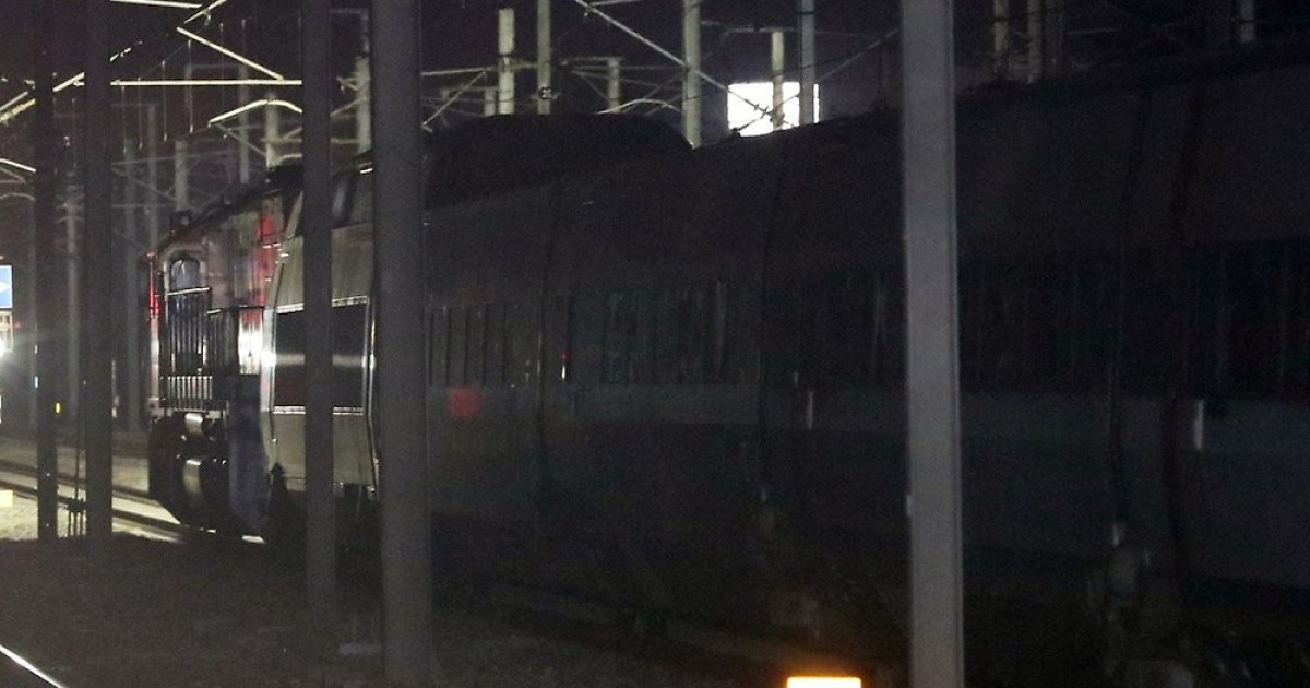 재래선 기관차로 견인되는 KTX