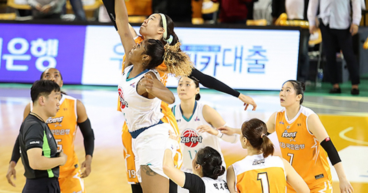 KB국민은행 스타즈 '치열한 볼싸움' [MBN포토]