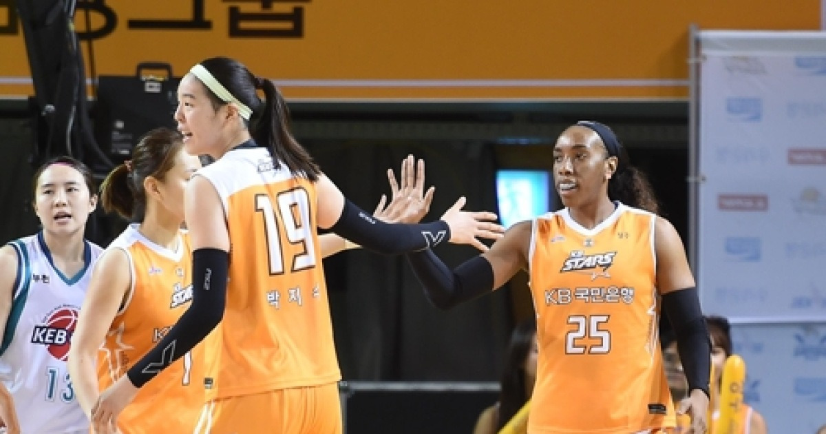 박지수·쏜튼 40점 합작..KB, KEB하나은행 꺾고 5승째