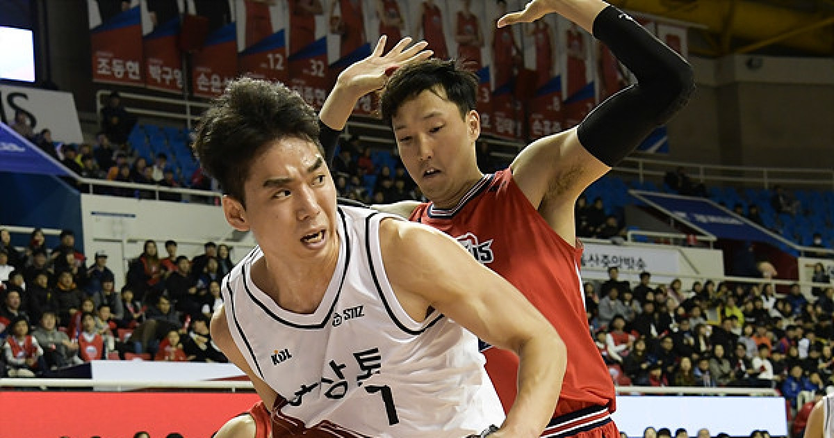 [JB포토] KGC 김윤태 '공격권을 사수하라'