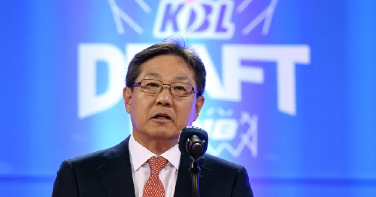 [포토] 인사말 하는 KBL 이정대 총재