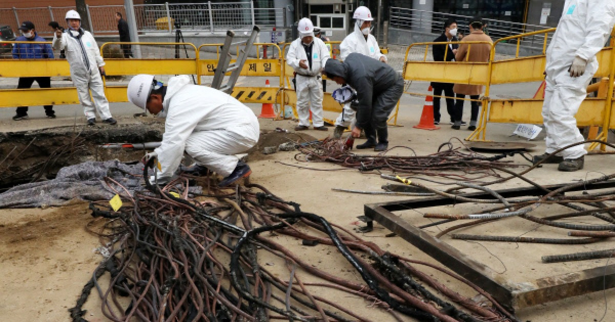 불에탄 KT 광케이블 [경향포토]