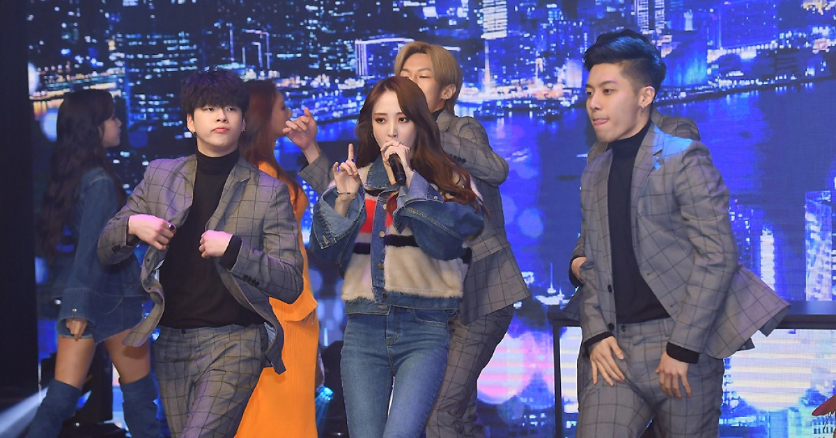 마마무 문별 '남성 백댄서 앞에서'[포토엔HD]