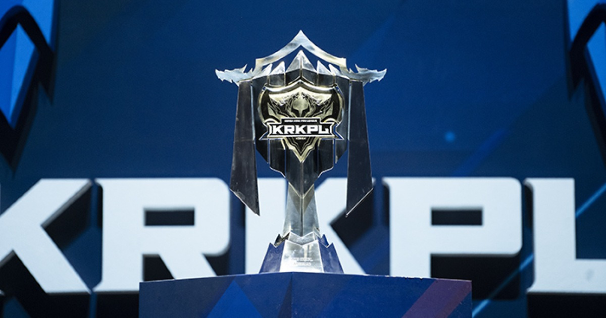 [포토] 무대 가운데 공개된 왕자영요 KRKPL 트로피