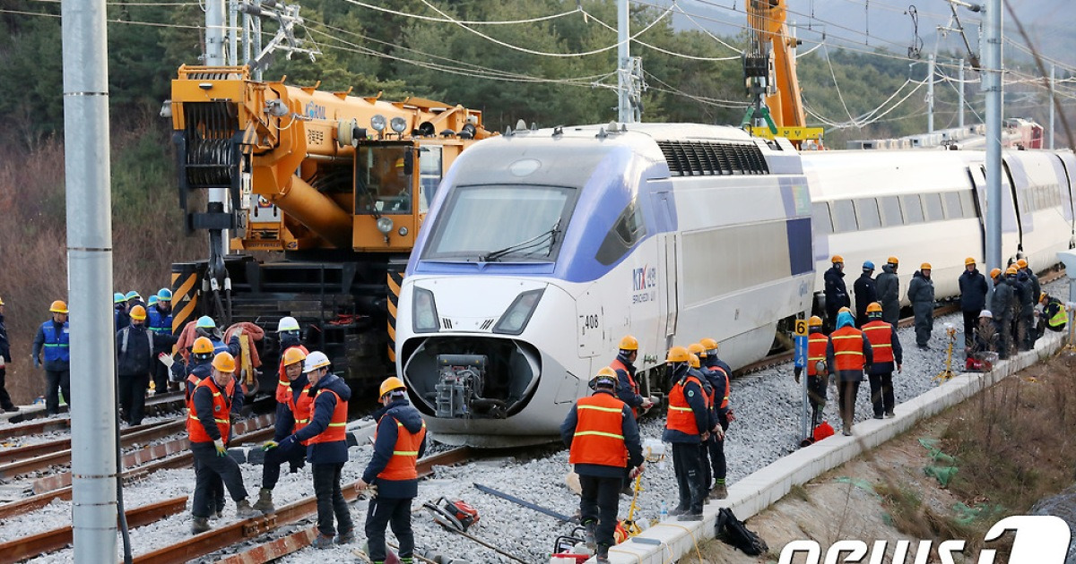 '탈선사고' 강릉선 KTX, 10일 첫차부터 정상화