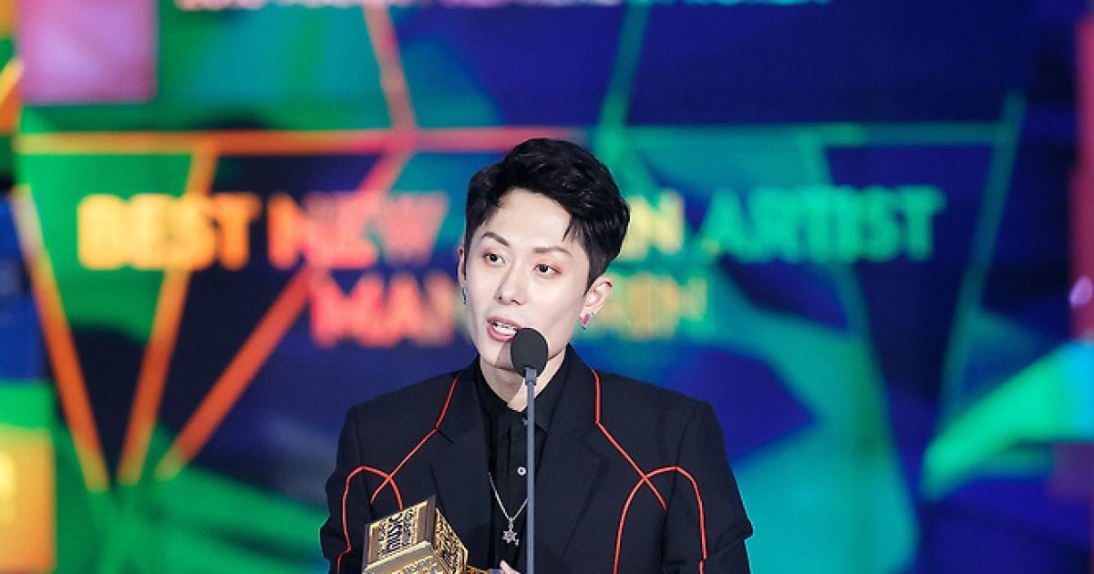 딘 팅, MAMA 해외 신인 가수상 영예