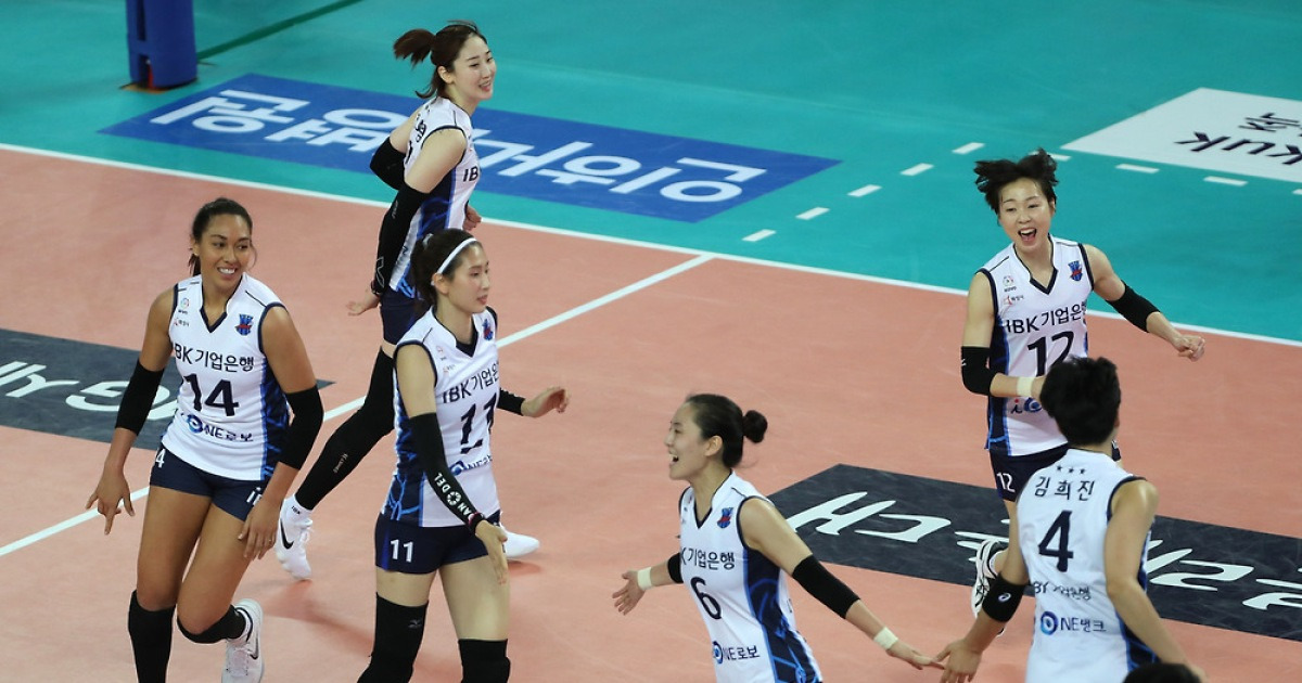 선두 IBK, KGC 3-0 완파하고 3연승..흥국생명, 2위 도약