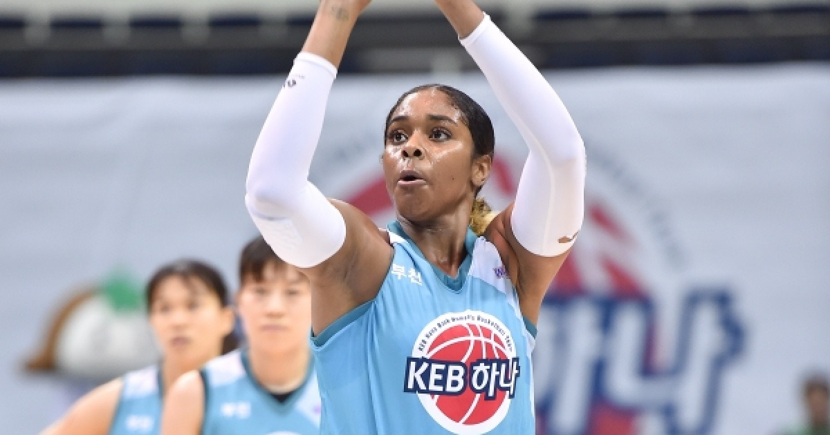 [S코어북] '파커 30득점 폭발' KEB하나, '대어' KB 잡고 3연패 탈출