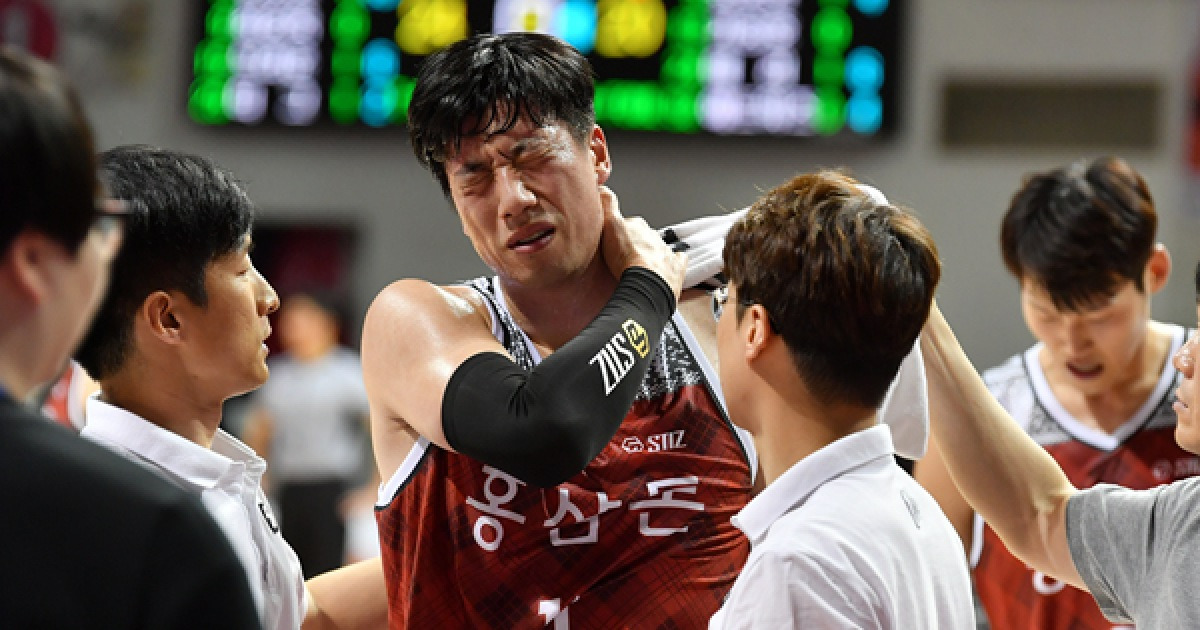 [JB포토] KGC 양희종 '많이 아픈데'