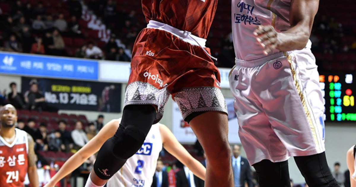 [JB포토] KGC 저스틴 에드워즈 '블록을 두려워하지 않는 레이업'