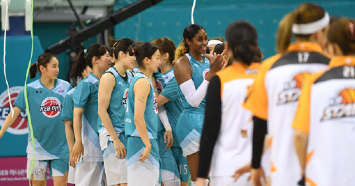 KEB '강호 KB 꺾고 승리의 미소' [MK포토]