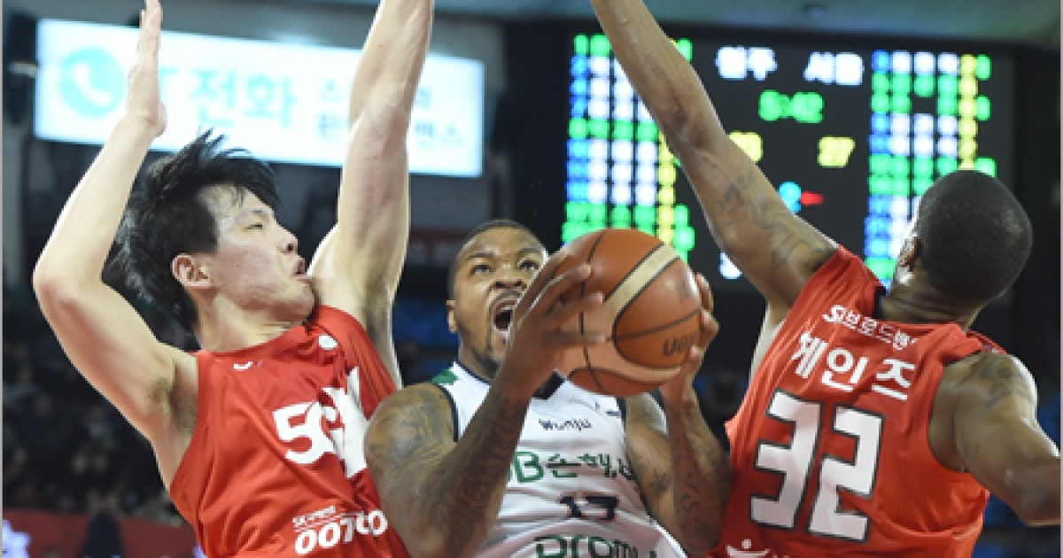 [MD포토] 포스터 'NBA 느낌의 KBL 더블클러치 득점'