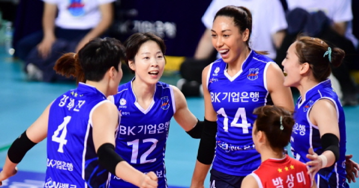 '1위 사수' IBK기업은행, KGC인삼공사 꺾고 3연승