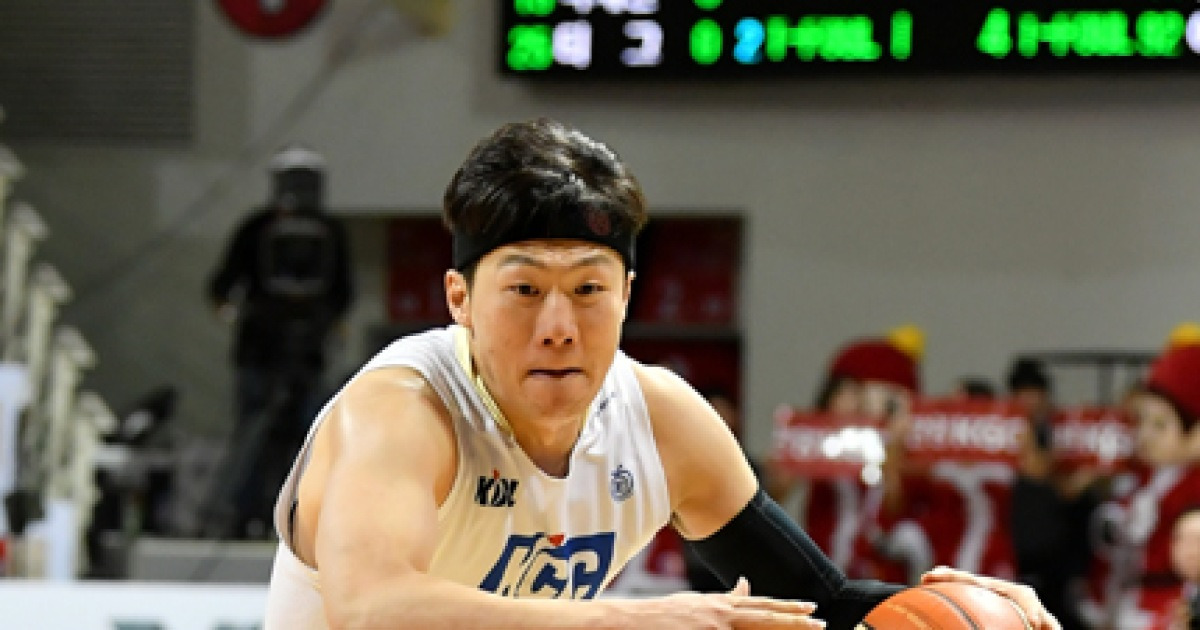 '이정현 33점 폭발' KCC, KGC 꺾고 3연패 탈출